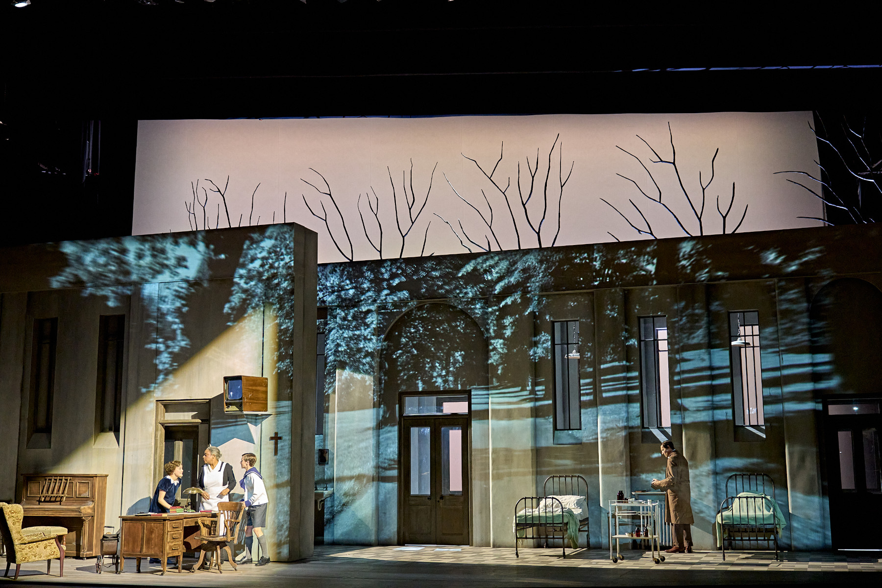 ENO’s thought-provoking and sinister Turn of the Screw – Opera Today